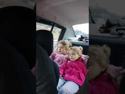 kardeşini masal anlatarak uyutan abla