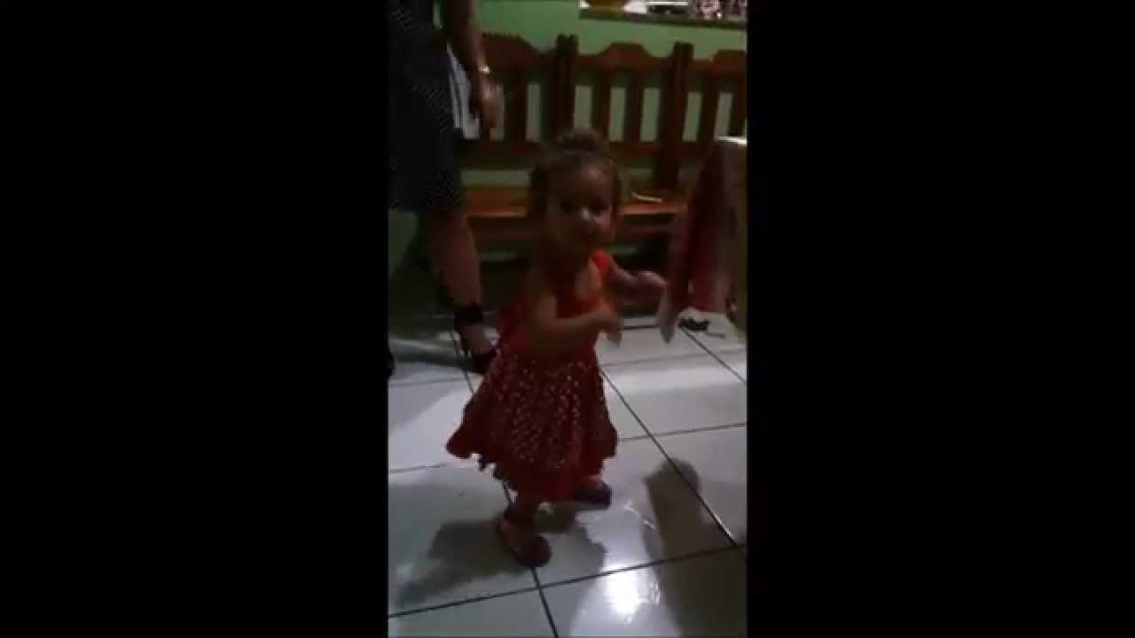 Bebê dançando,muito linda... - YouTube