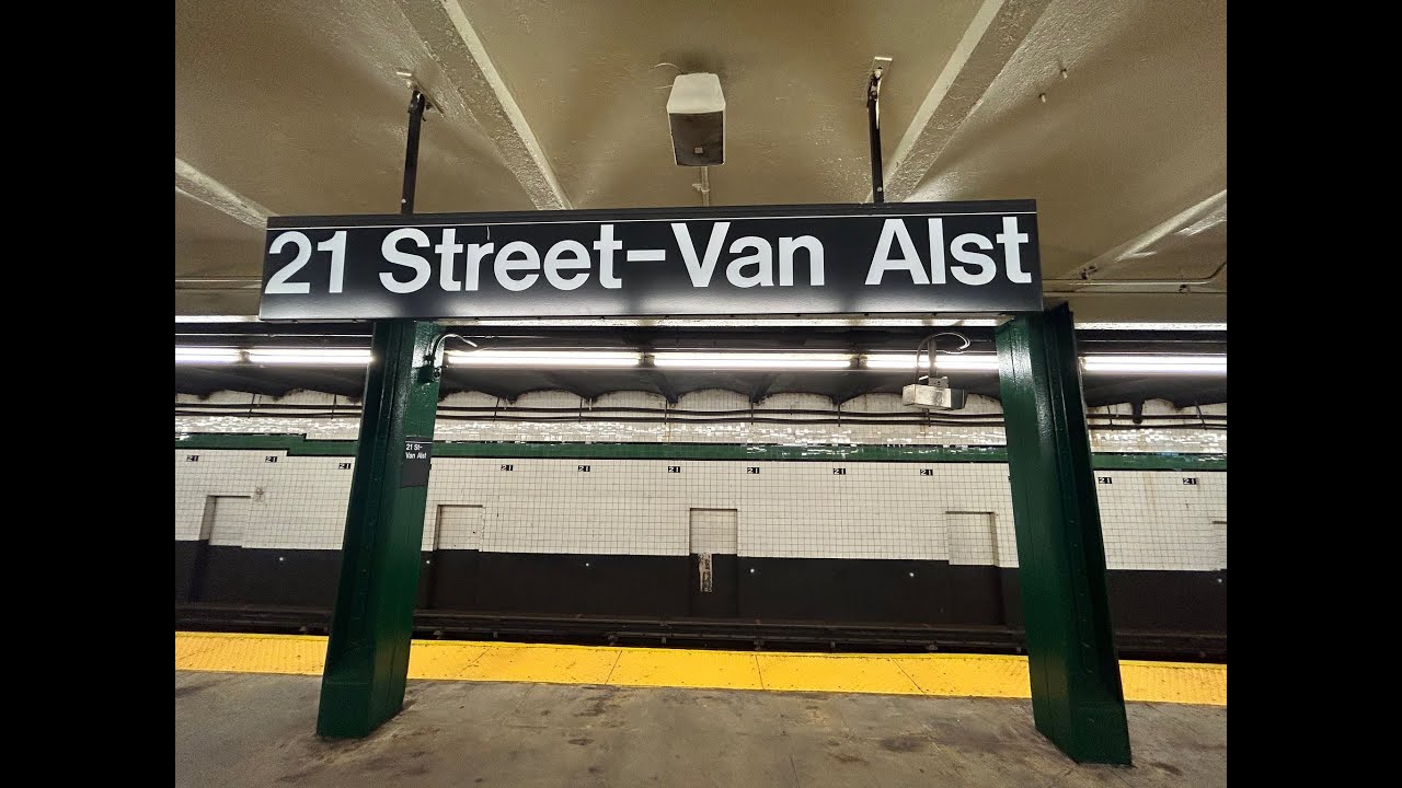 MTA IND Crosstown Line: R160 (G) Train Action At 21st Street-Van Alst ...