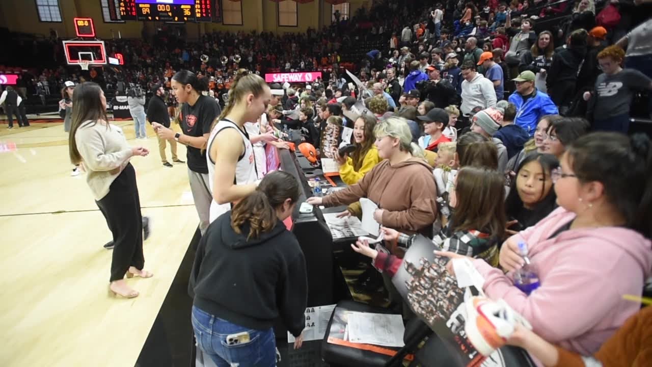 OSU basketball players sign autographs on kids day - YouTube