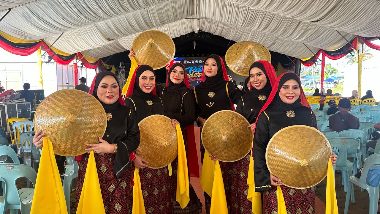 Tarian Melanau (PESTA BEDERUN 2023) Merak Kayangan Dancer - YouTube