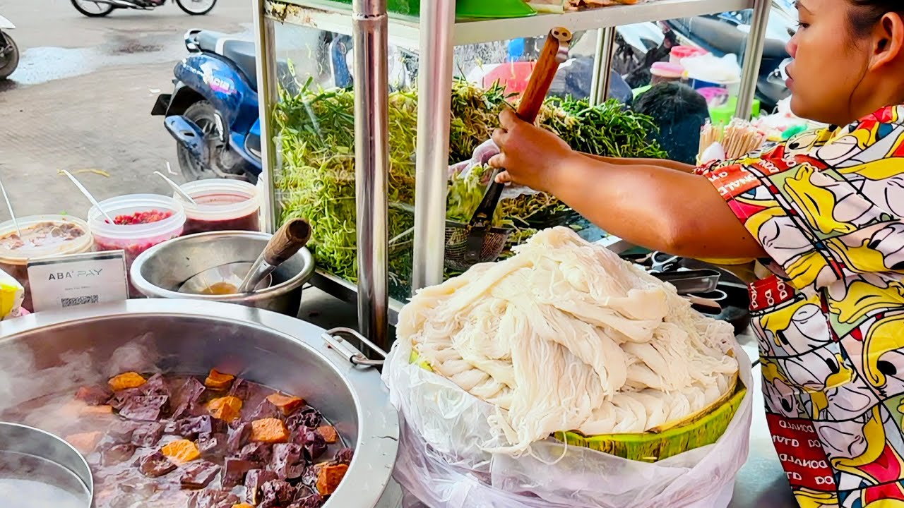 Pho Meets Khmer | How Cambodian Street Vendors Serve Vietnamese Noodles ...