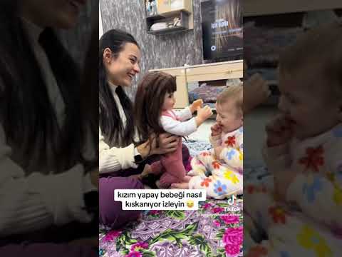 Annesini yapay bebekten kıskanan Bebek 💞😂çok tatlı ve şirin bir video..