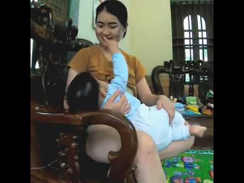 MAMA MUDA MENYUSUI PENUH KASIH SAYANG - CARA MENYUSUI BAYI
