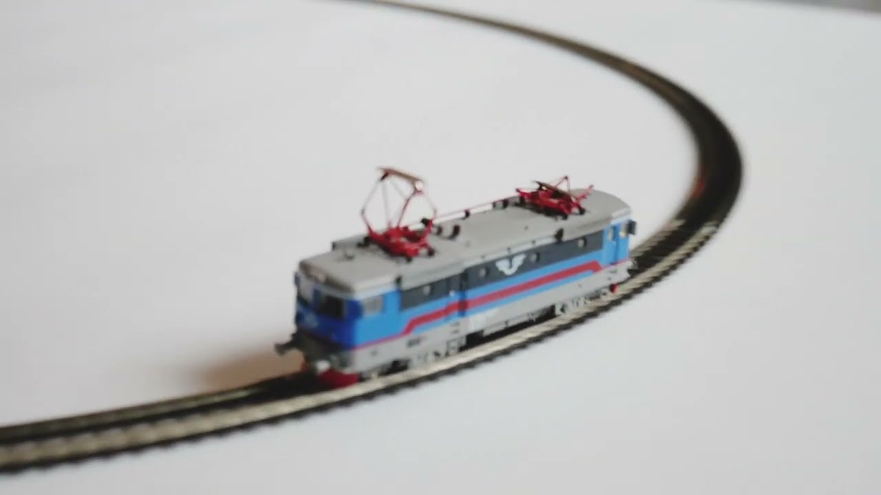 SJ Rc2 1037 Z scale - YouTube