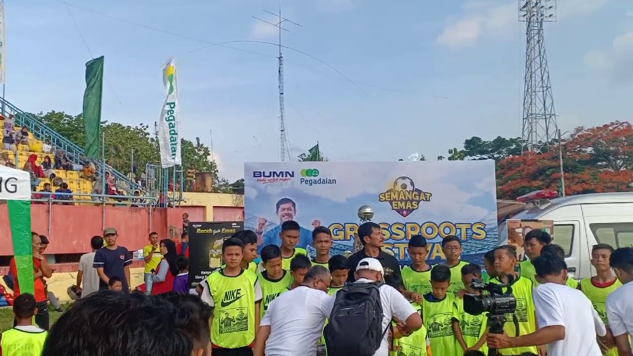 Coach Indra Syafri, acara coaching grassroots di GOR H.Agussalim Padang ...