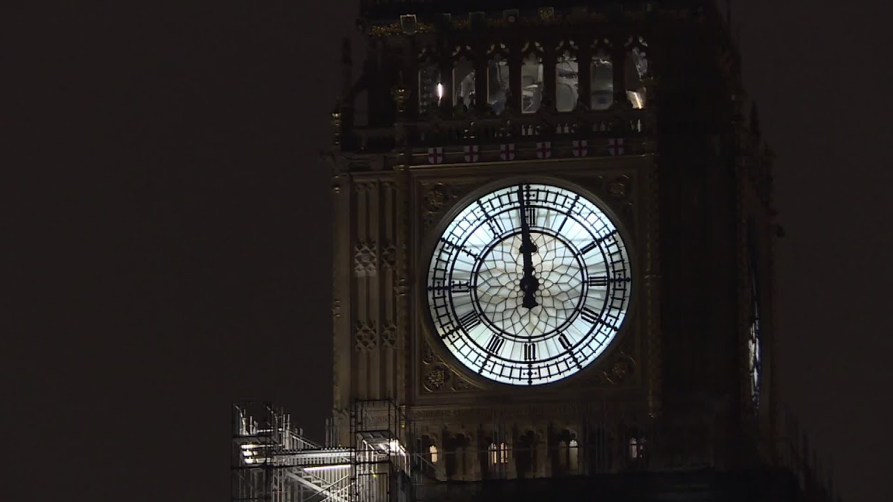Big Ben rings in the New Year for Londoners once again | AFP - YouTube