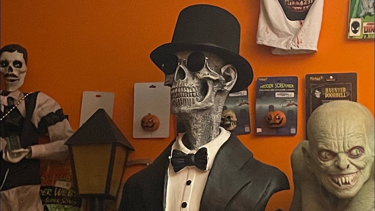 Lowe’s 2025 The Illusionist Mario Chiodo Sculpt - YouTube