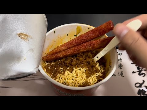 Eat Two Packs Of Instant Noodles For Carbohydrates In The Cold Winter ...