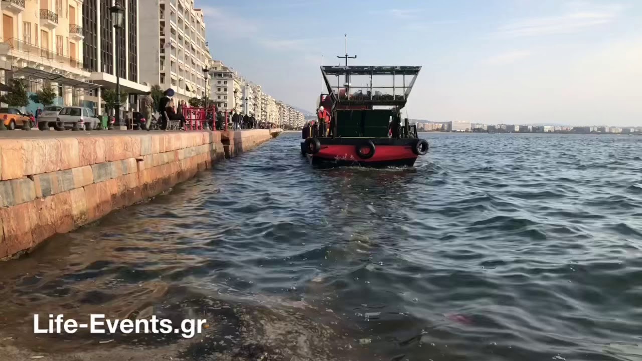 Εντατικός καθαρισμός στην παραλία της Θεσσαλονίκης - YouTube
