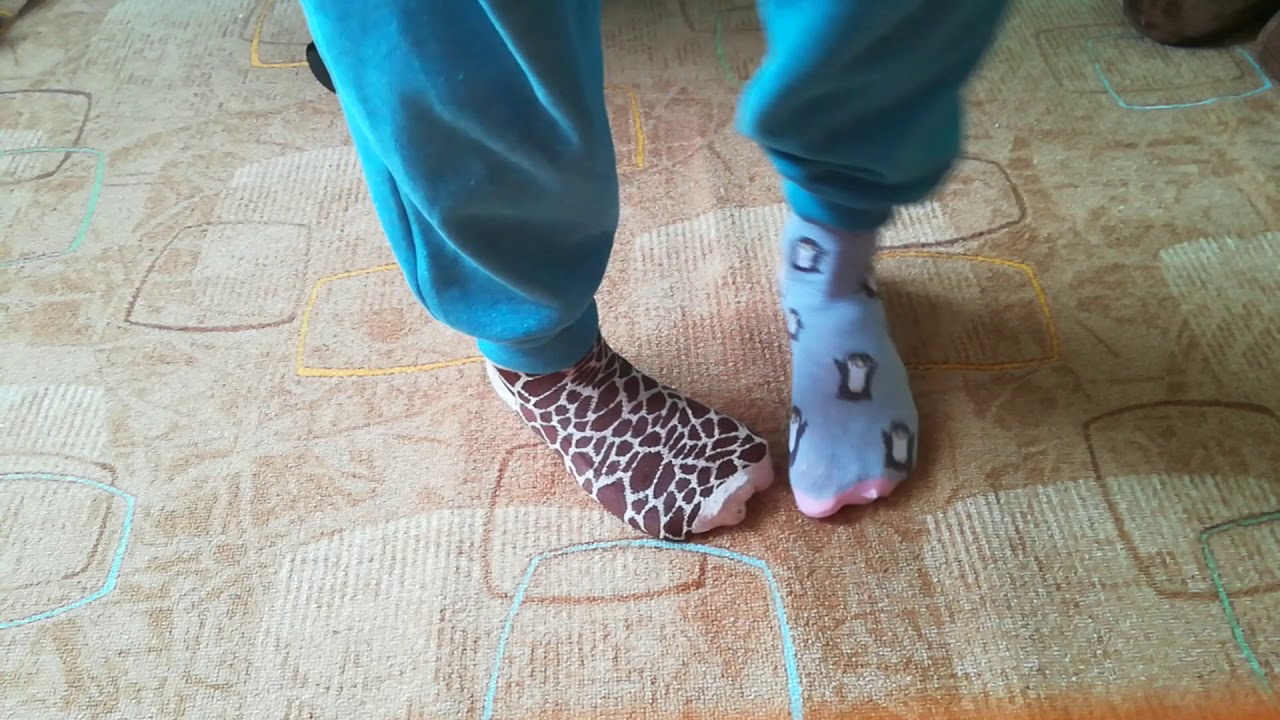 Missmatched socks toe wiggle :) - YouTube