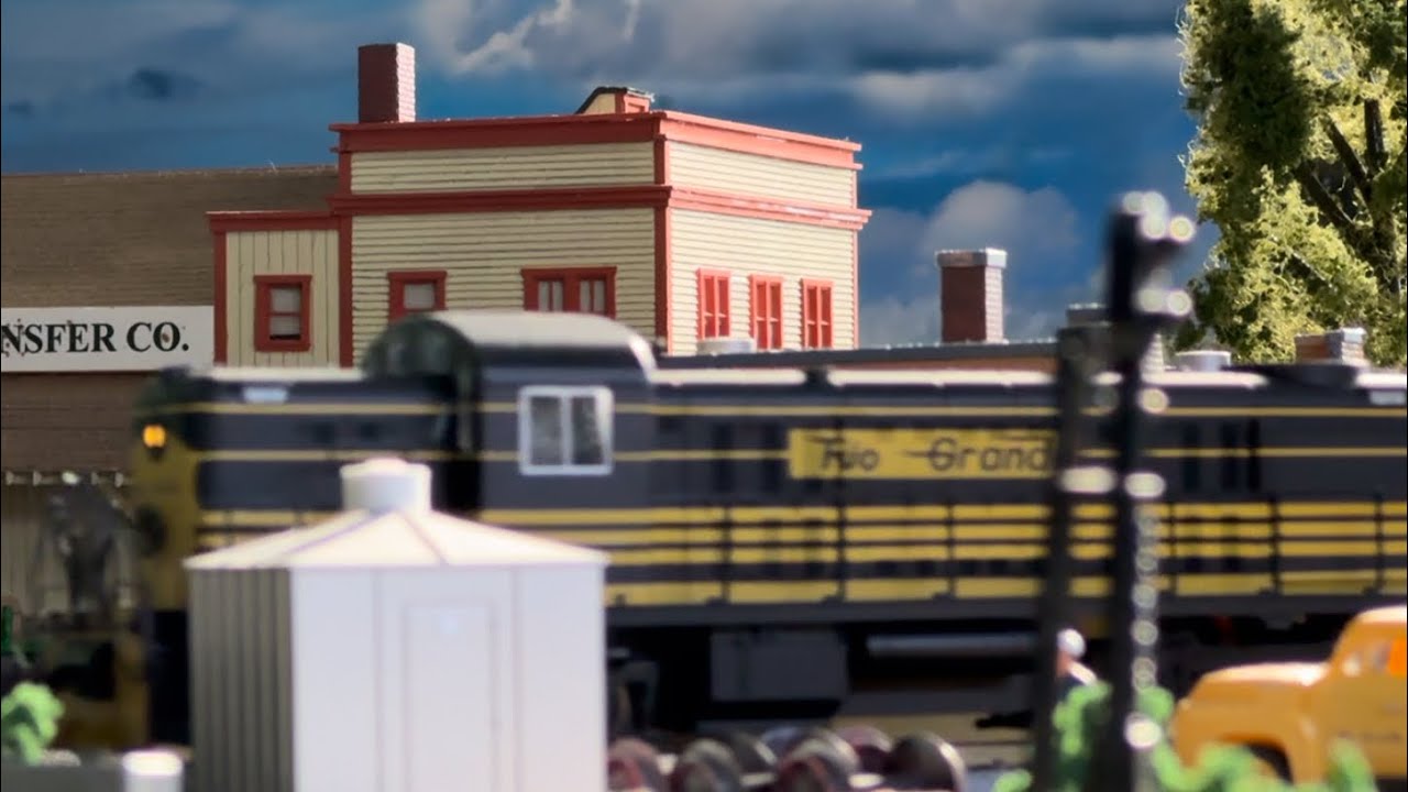 Bachmann Rio Grande RS3 Zips Thru Puckster’s Gap in HO Scale - YouTube