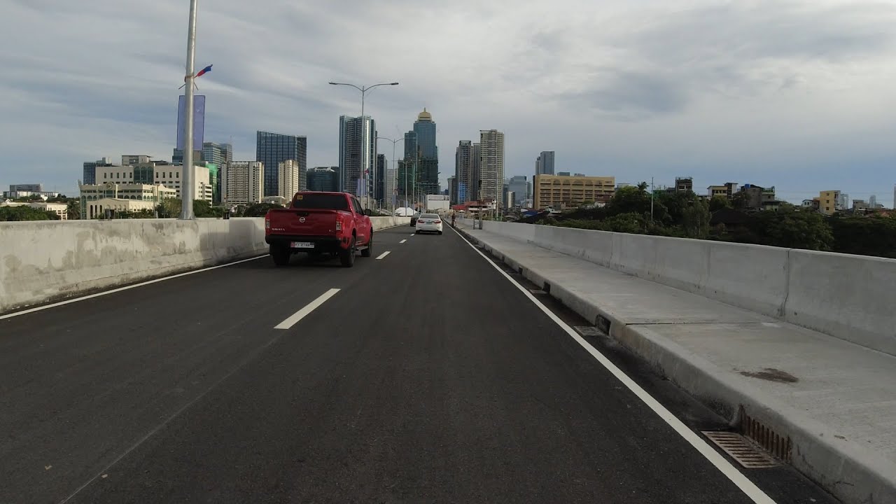 Crossing the BGC - Ortigas Link Bridge (A Drive from Pasig City Side ...
