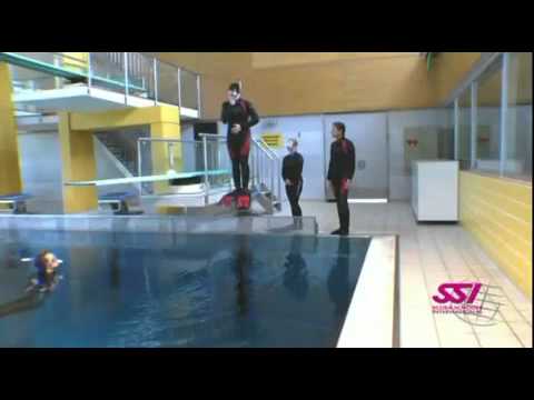 SSI Beceriler 3   Snorkelli Ayaklar Kapalı atlayarak Suya Giriş