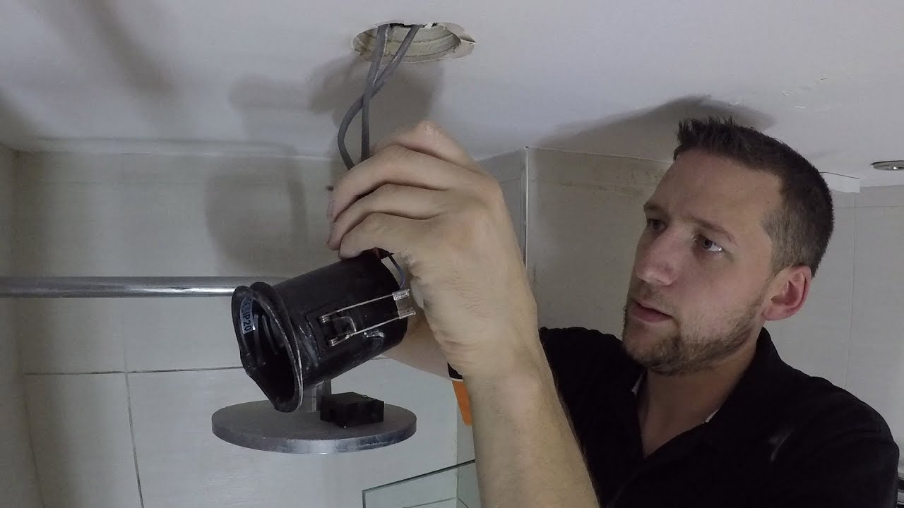 Light bulb change - An Electricians Day in London | Thomas Nagy - YouTube
