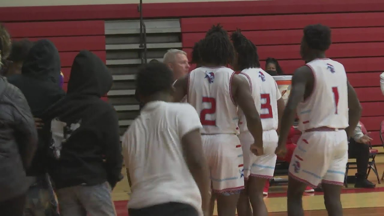 Lansing Everett starts 3-0 with thrilling win over Jackson - YouTube