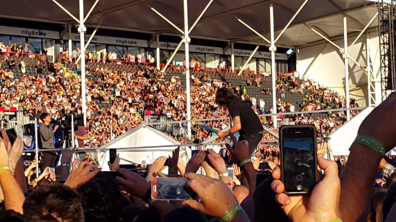 Foo fighters - christchurch ami - dave jamming - YouTube