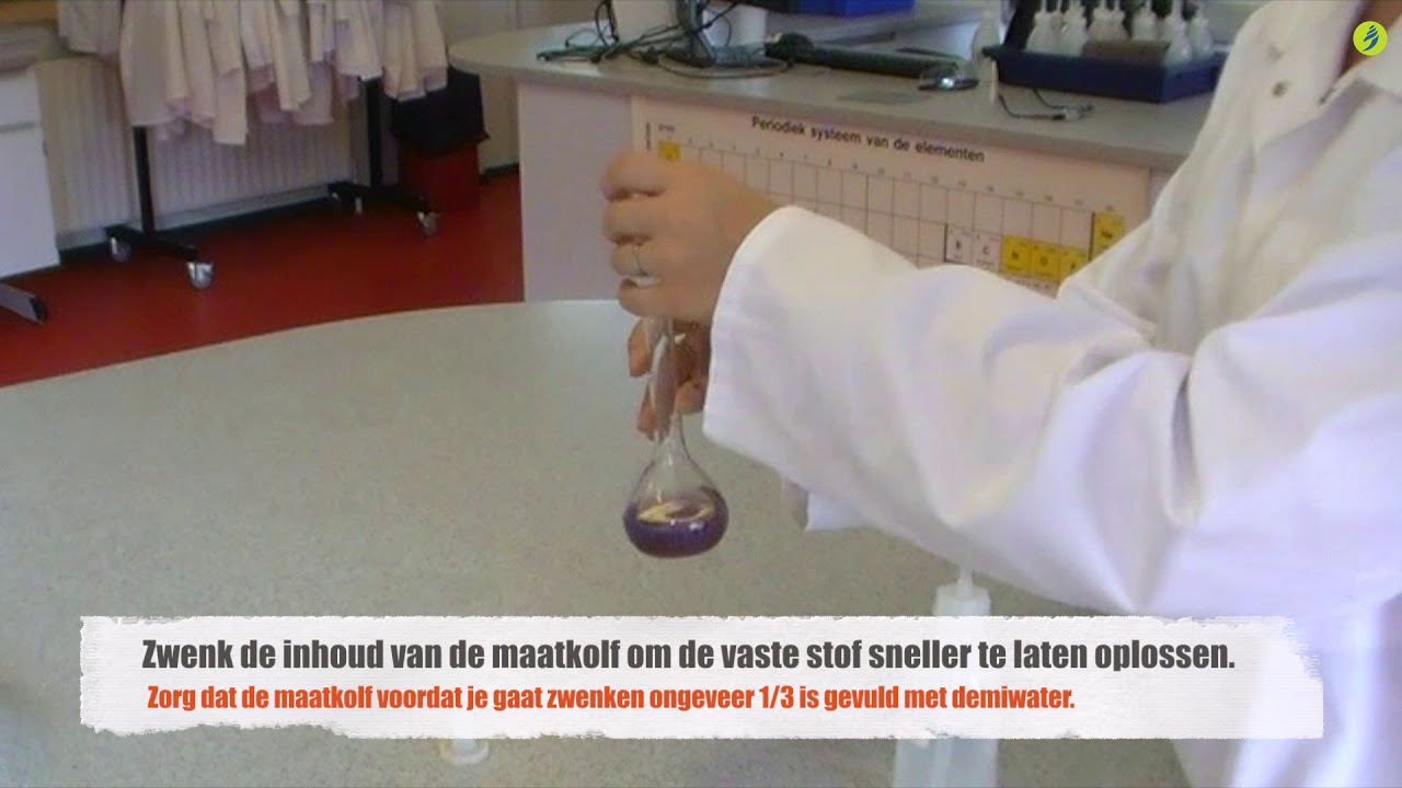 #04 Vaste stof kwantitatief overbrengen in maatkolf - YouTube