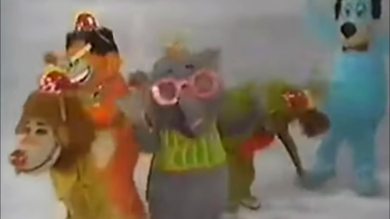 The banana splits scenes in hanna-barbera's all-star comedy ice revue ...