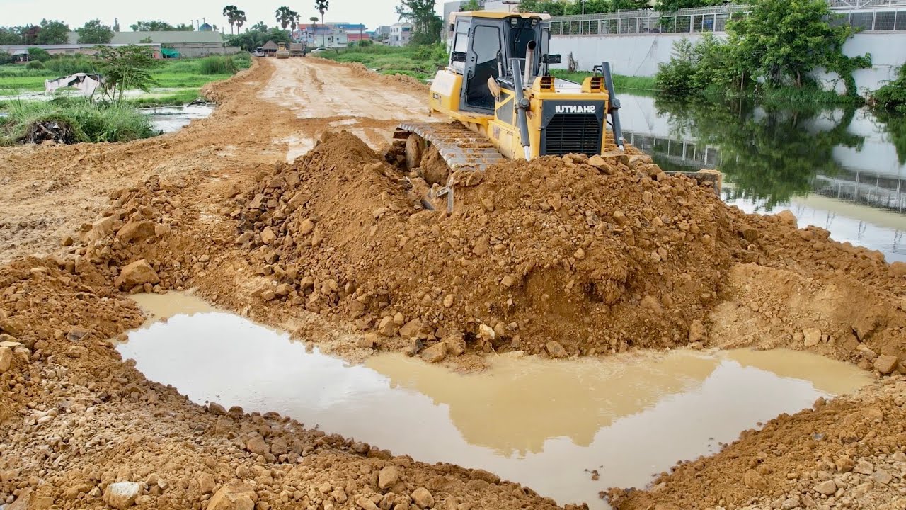 Amazing SHANTUI DH17 C2 Bulldozer Pushing Soil Fill Road Construction ...