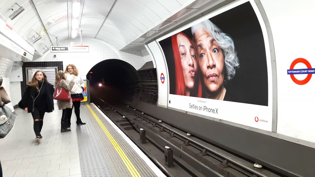 London Underground Northern Line: 1995 Tube Stock #51579 arriving at ...