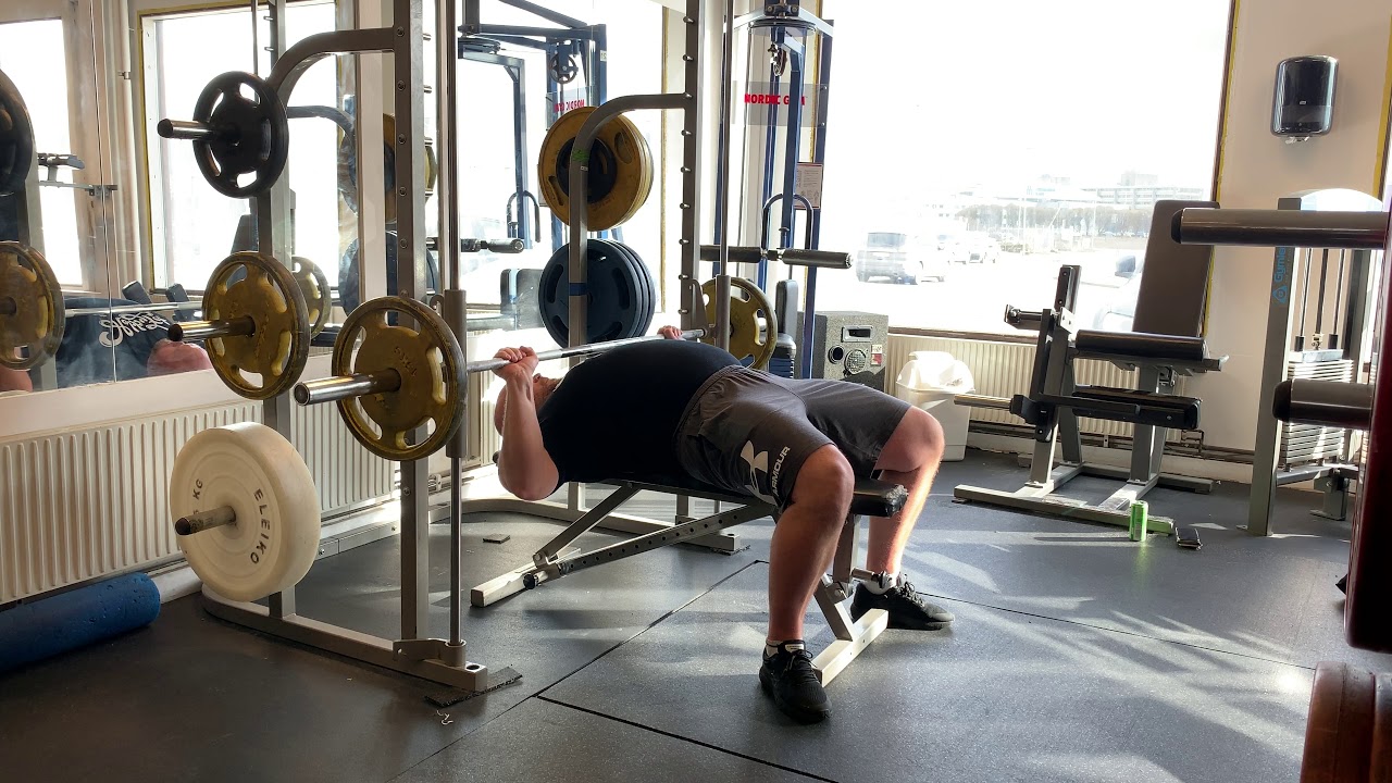 Smith Machine Bench Press: Demonstration - YouTube