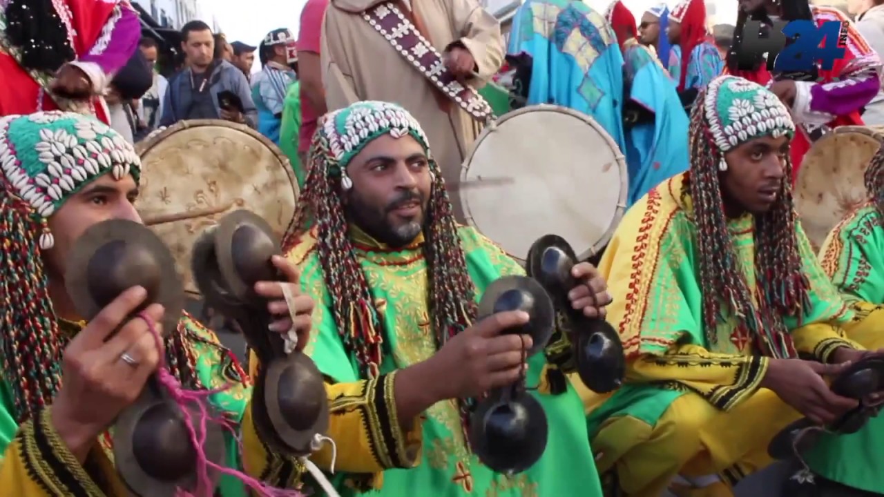 La parade d'ouverture du Festival Gnaoua 2017 - YouTube