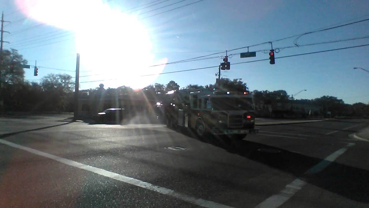 JFRD Tower Ladder 9 responding - YouTube