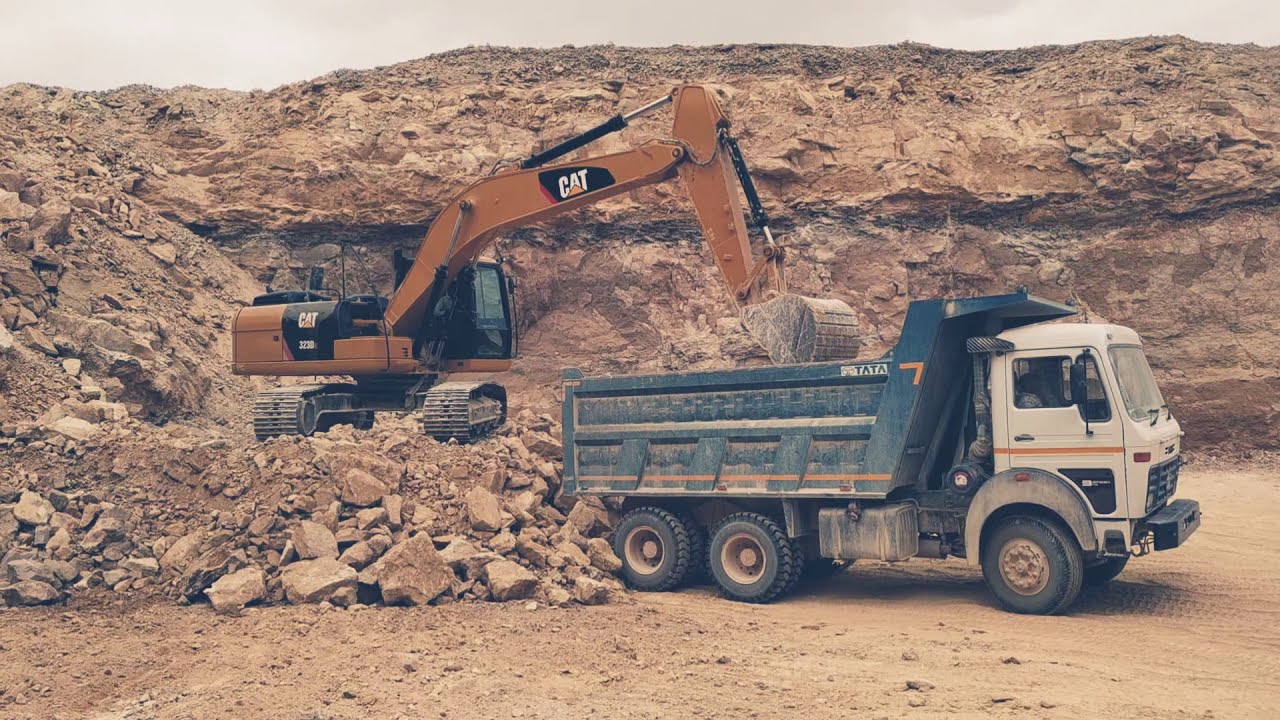 Working of CAT 323D3 Hydraulic Excavator - YouTube