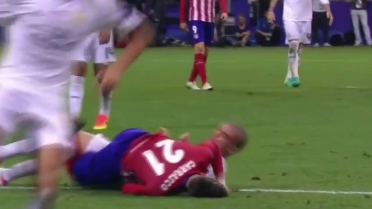 Pepe hit in the face during champions league final - YouTube