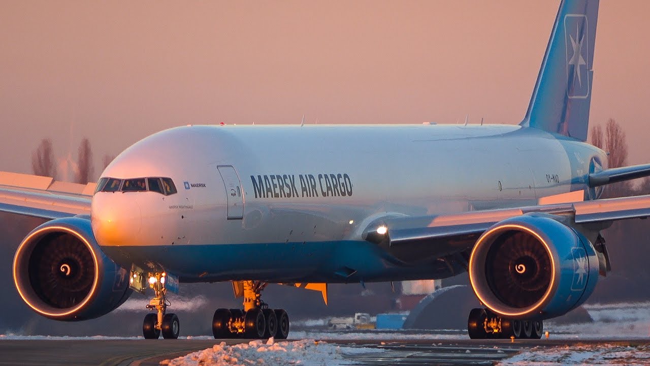 BOEING 777 LANDING with the MOON RISING during SUNSET (4K) - YouTube
