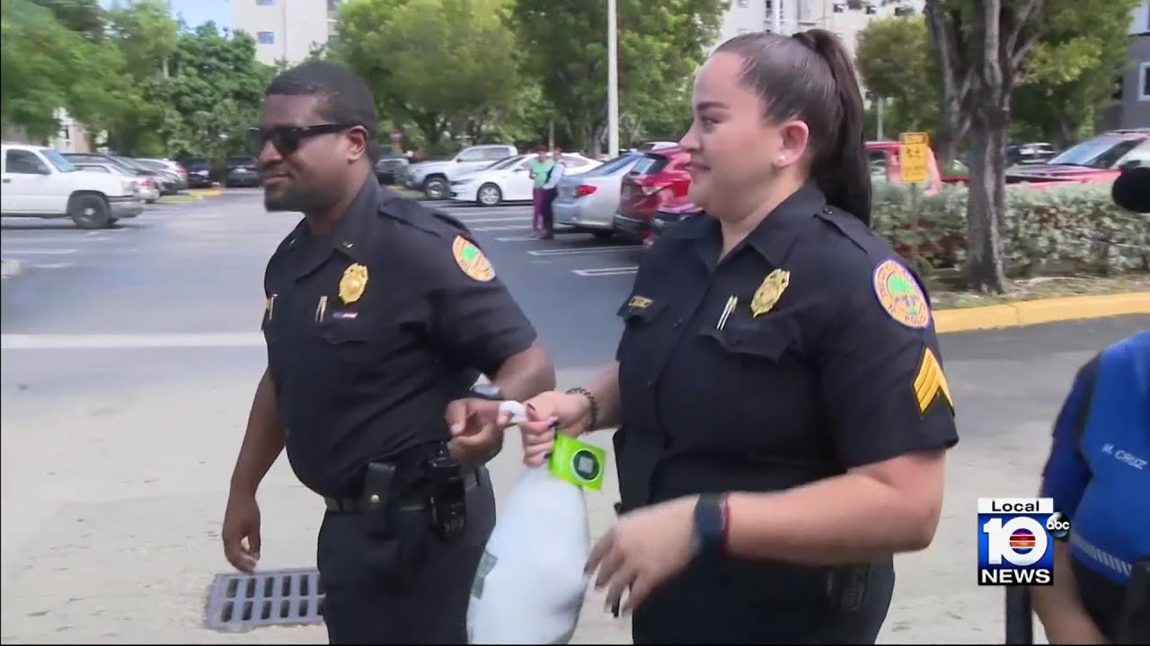 South Florida police hand out turkeys - YouTube