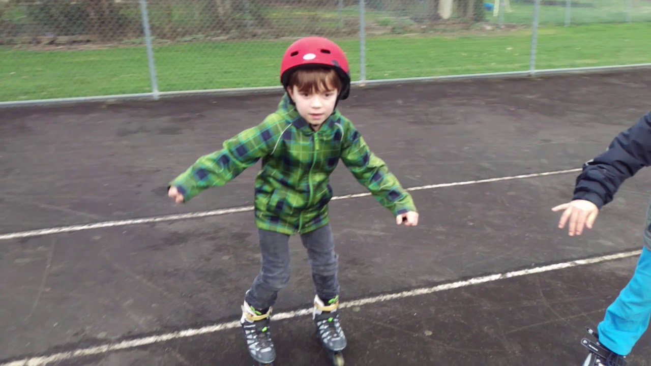 Roller bladeing with the kids - YouTube