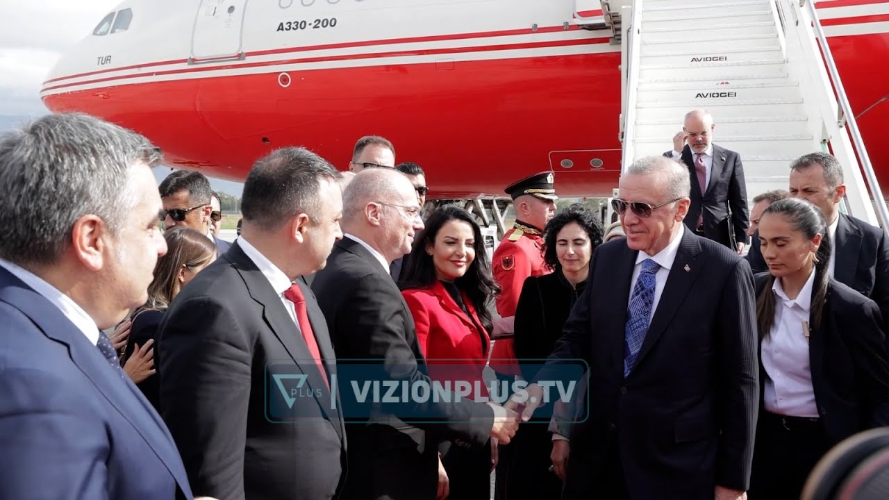 Rexhep dhe Emine Erdogan zbresin ne Rinas, pritet nga ministrat Hasani ...