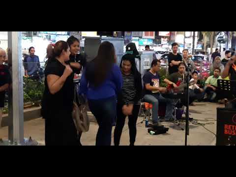 Korang nampak tak 2 orang awek seksi...