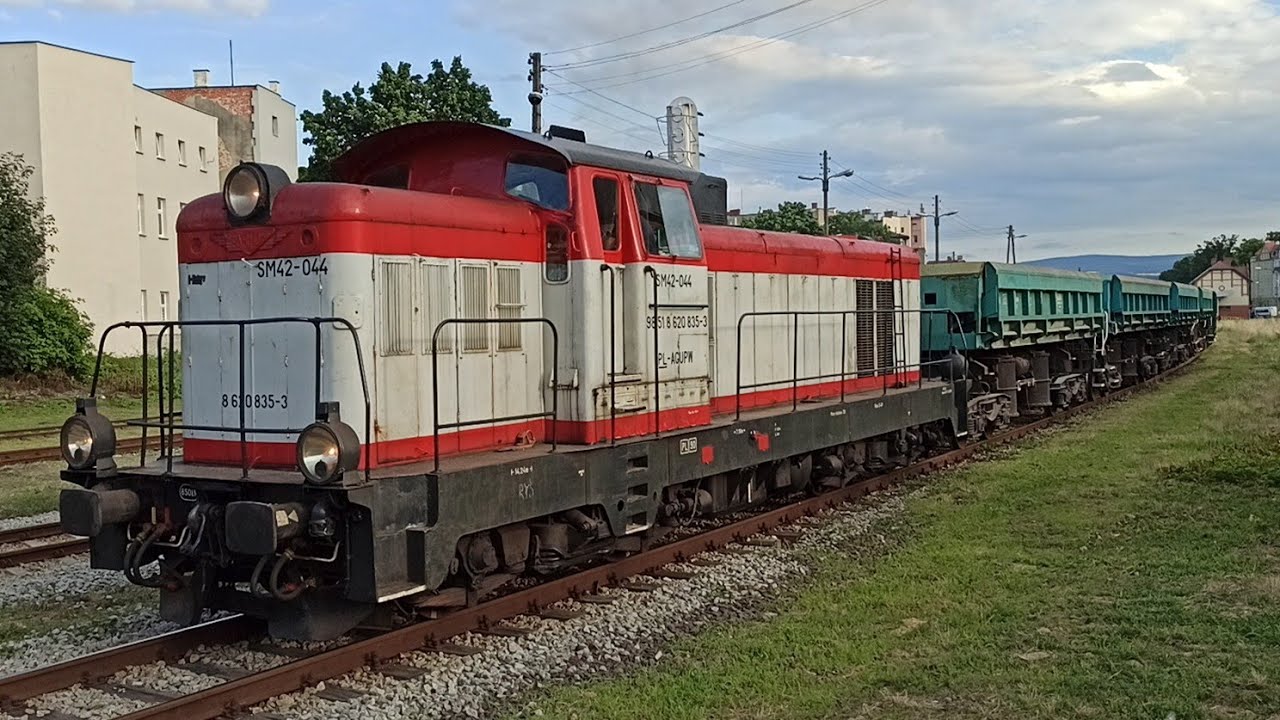 SM42-044 DOLKOM ze składem mieszanym na stacji Świdnica Miasto | Pociągi Świdnica #297 - YouTube