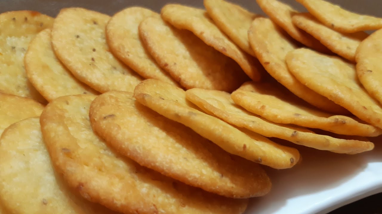 आलू से बनाये खस्ता पपड़ी जिसे एक बार बनाये महीने भर तक खाये।aloo papdi ...