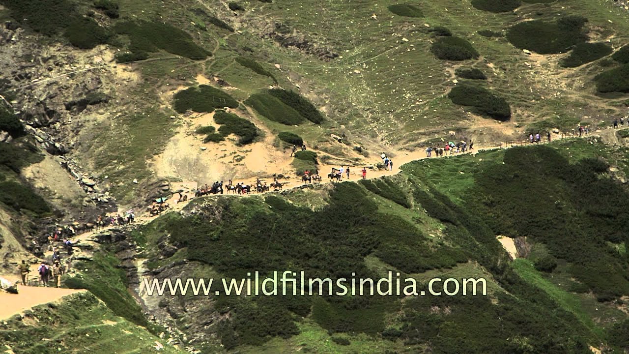 Indian pilgrims head towards Ganesh Top from Zojibal : Amarnath Aytra ...