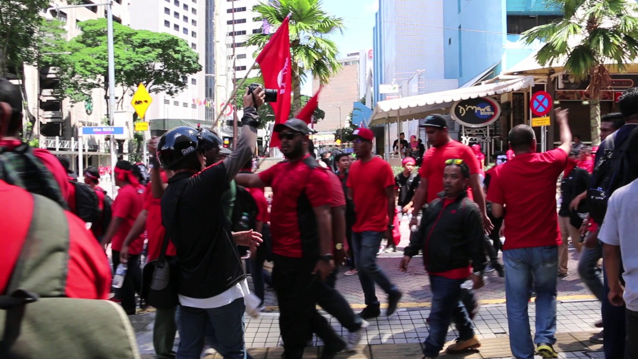 Red Shirts attack - Counter rally by the "red shirts" movement at ...