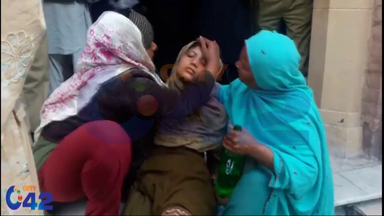 Girl faints outside court room in High Court | City 42 - YouTube