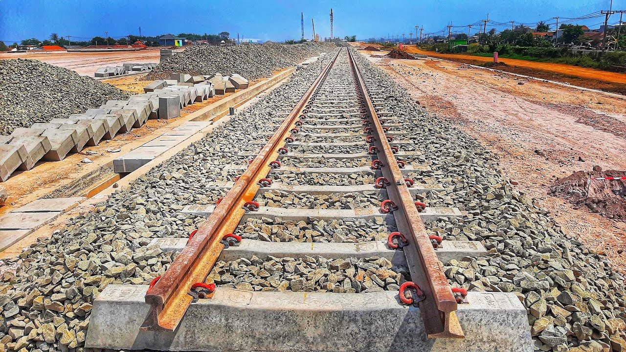 SUDAH ADA PEMASANGAN REL DI PROYEK KERETA CEPAT JAKARTA-BANDUNG ! - YouTube