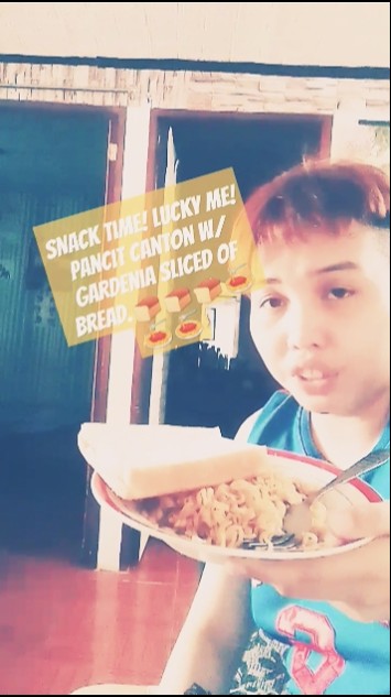 snack time! Lucky me! original pancit canton,stir fried noodles w/ Neu ...