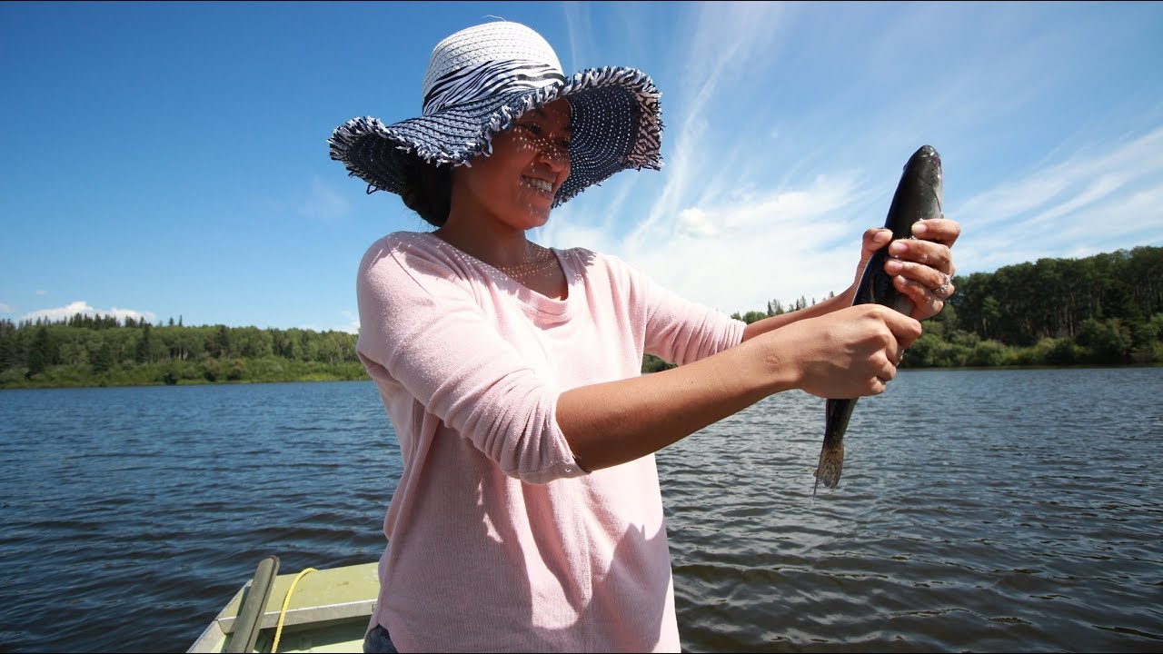 FILIPINA CATCHING BIG FISH IN CANADA 1ST TIME - YouTube