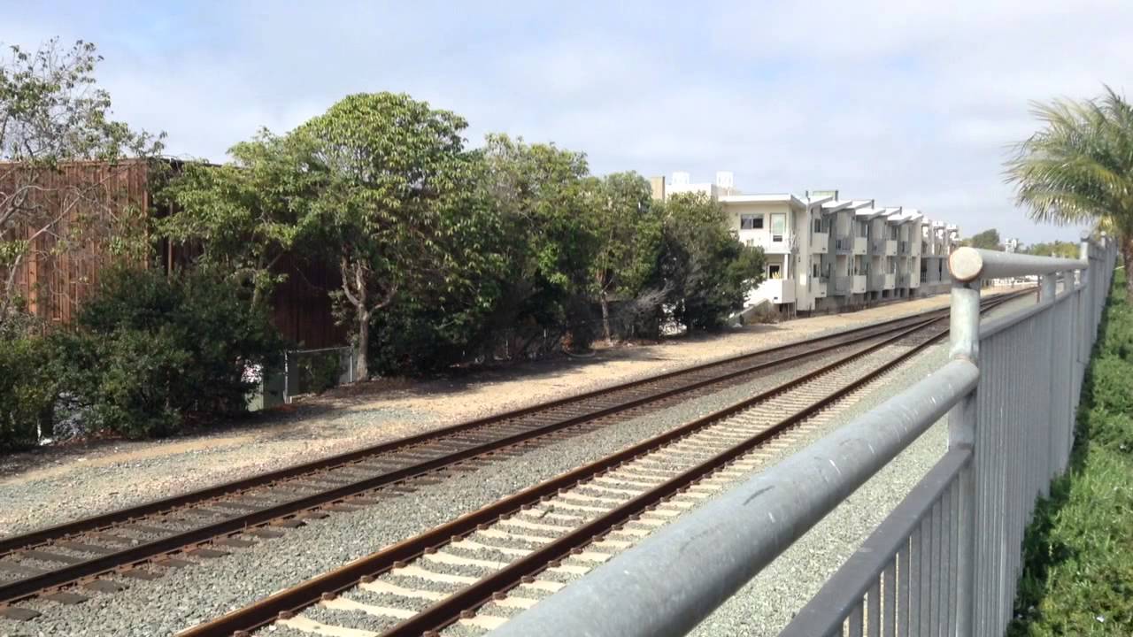 F59PHi #464 leads AMTK #768 thru Encinitas 2/17/14 - YouTube