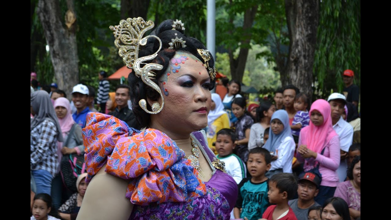 Aksi Banci-banci Cantik dalam Karnaval Budaya Di Bojonegoro - YouTube