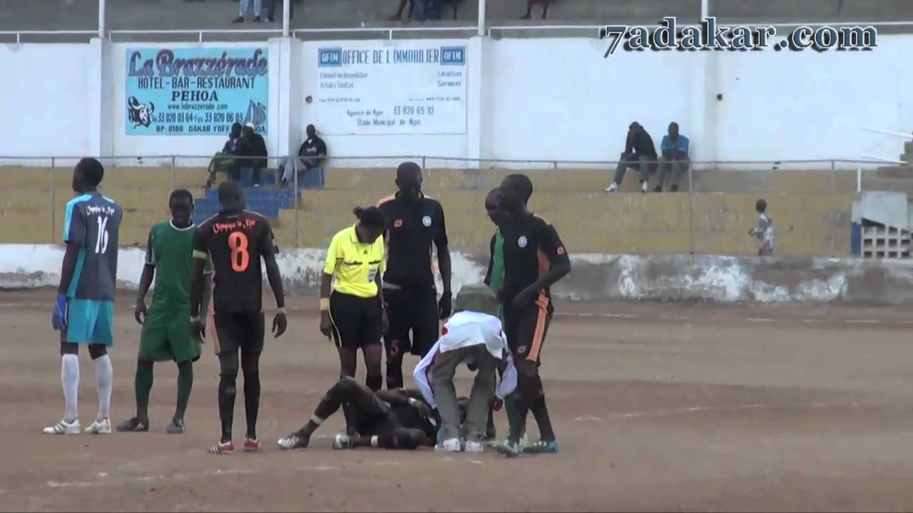 Les supporters du Ngor Olympique - YouTube