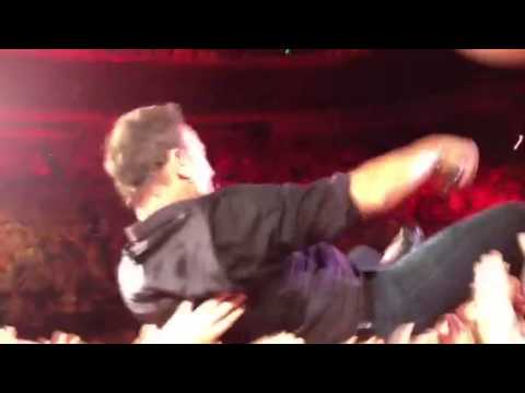 Bruce Springsteen crowd surf Melbourne 24/3/2013 - YouTube