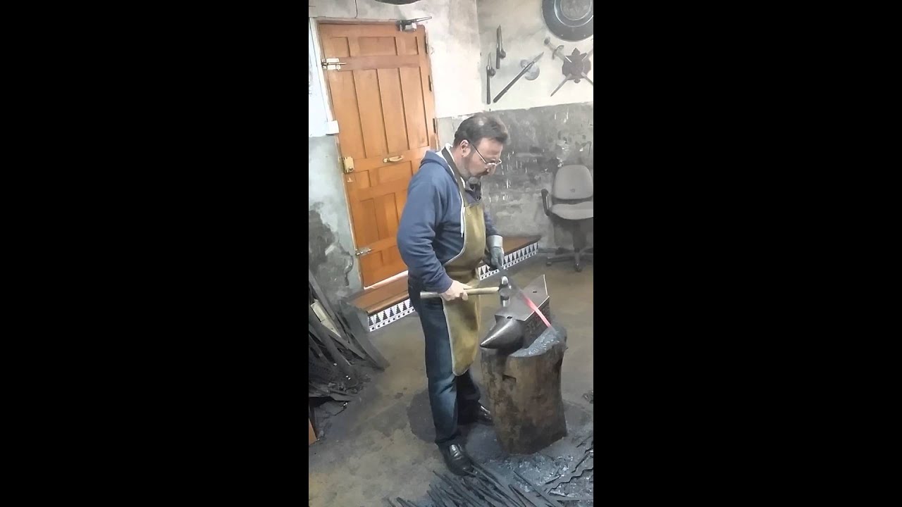 Herrero de Toledo. Forjando una espada. - YouTube