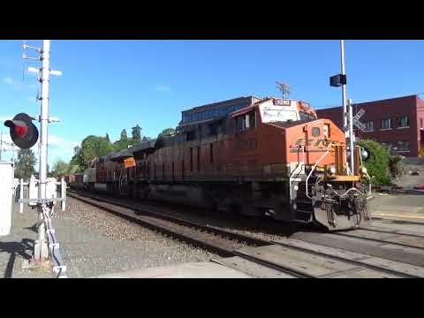 (Southbound) BNSF Garbage Train passes through the McCarver Street Railroad Crossing. - YouTube