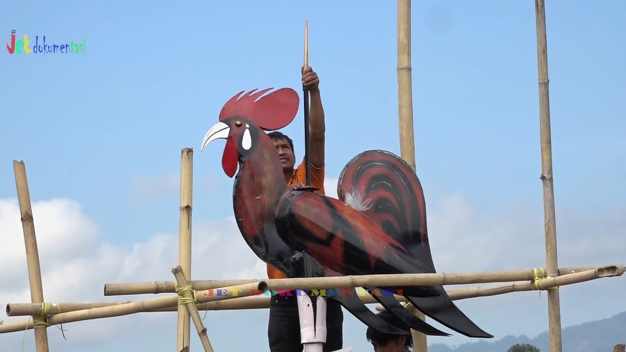 Ayam Raksasa di Menara Gereja Toraja jem. Rantelemo - YouTube